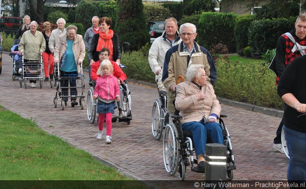 Bewoners woonzorgcentrum de Clockstede lopen Avondvierdaagse Bewoners woonzorgcentrum de Clockstede lopen Avondvierdaagse