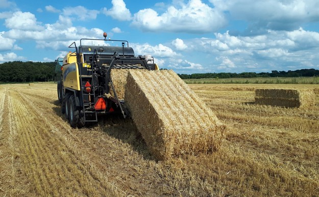 Loonbedrijf Moed: Voor het persen van grote pakken of ronde balen stro!