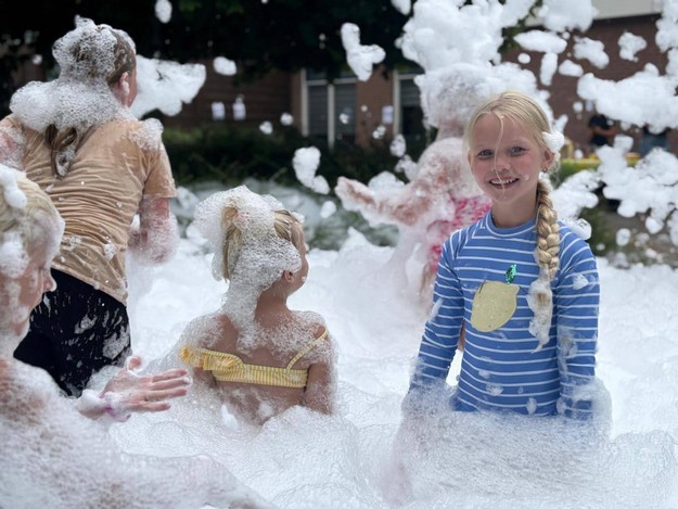 Spetterende schuimparty bij De Riggel luidt zomervakantie in