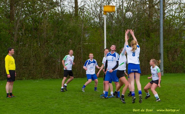 Korfballers WSS 1 en WSS 2 verliezen beide op eigen terrein