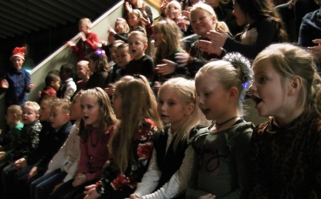 Kinderen Hendrik Westerschool genieten van kerstdiner