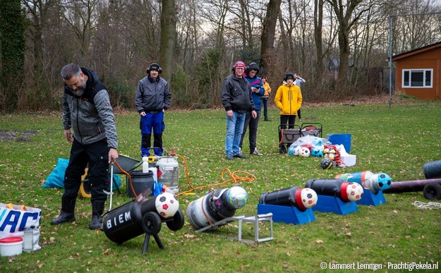 Foto's carbid schieten in Boven en Nieuwe Pekela