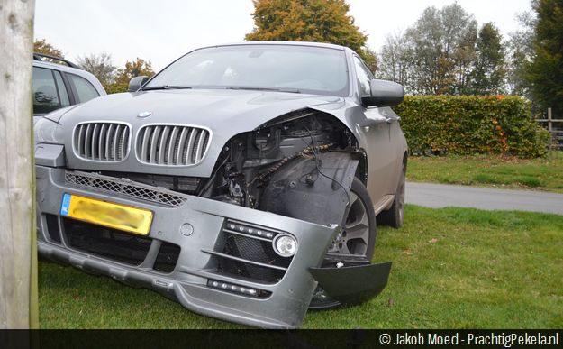 Aannemer Koen Meijer rijdt auto kapot in Oude Pekela